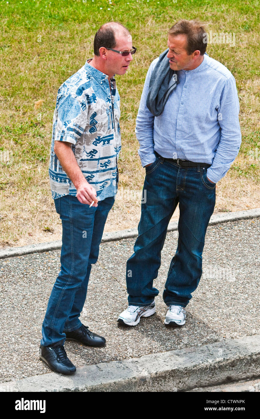 Friends in the street france hi-res stock photography and images - Alamy