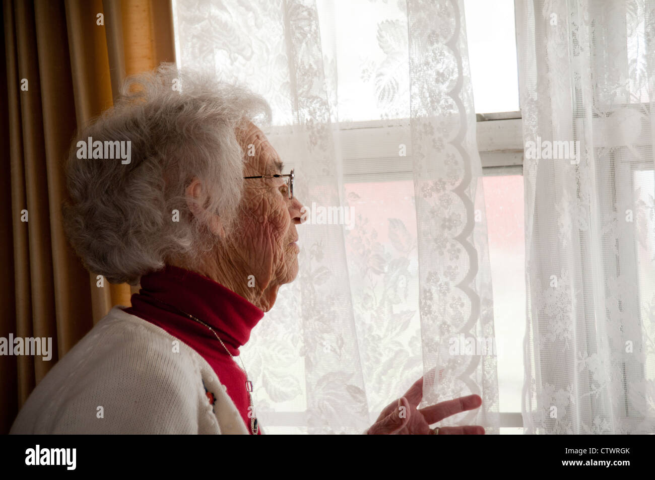 Looking through the window hi-res stock photography and images - Alamy