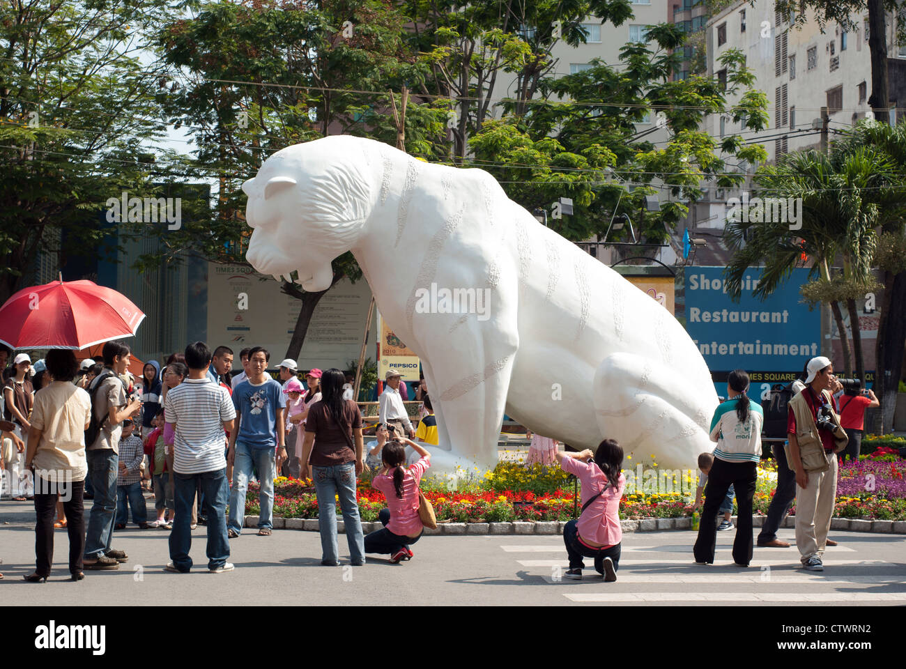 Outdoor day nguyen hue street statue hi-res stock photography and ...