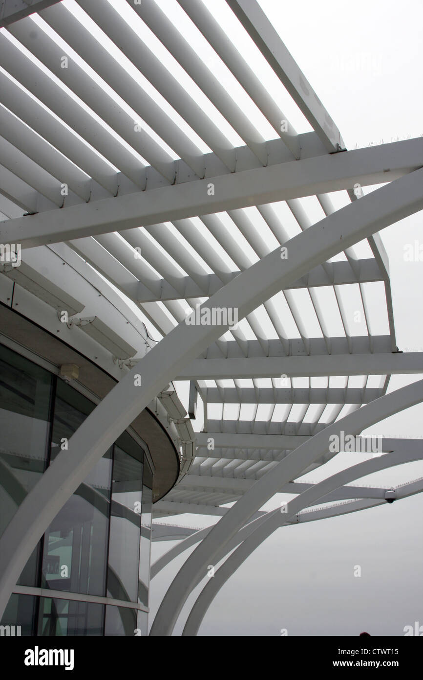 The view of the architecture of Discovery World on the lake front of ...