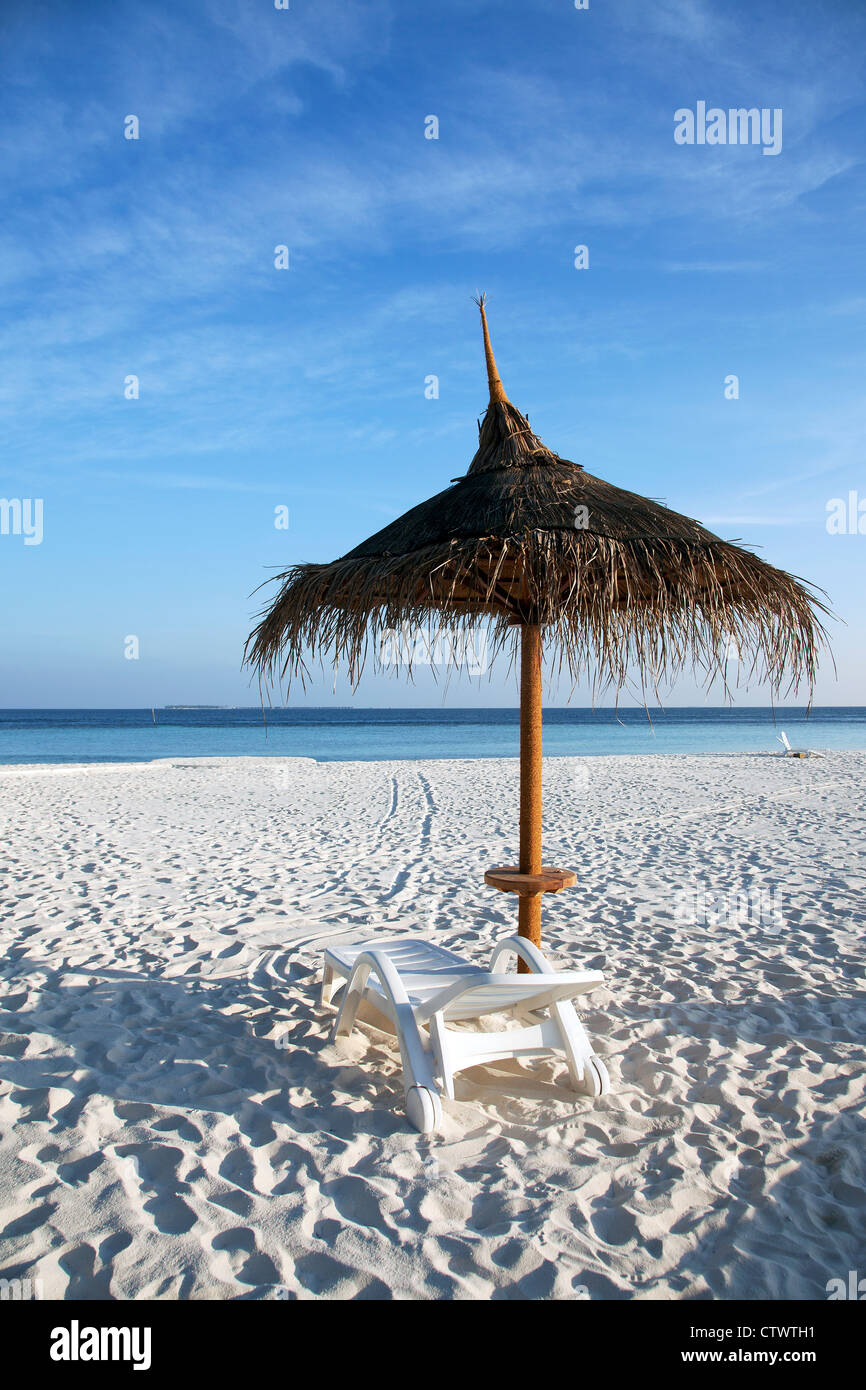 Straw parasol summer beach sunny shade hi-res stock photography and ...