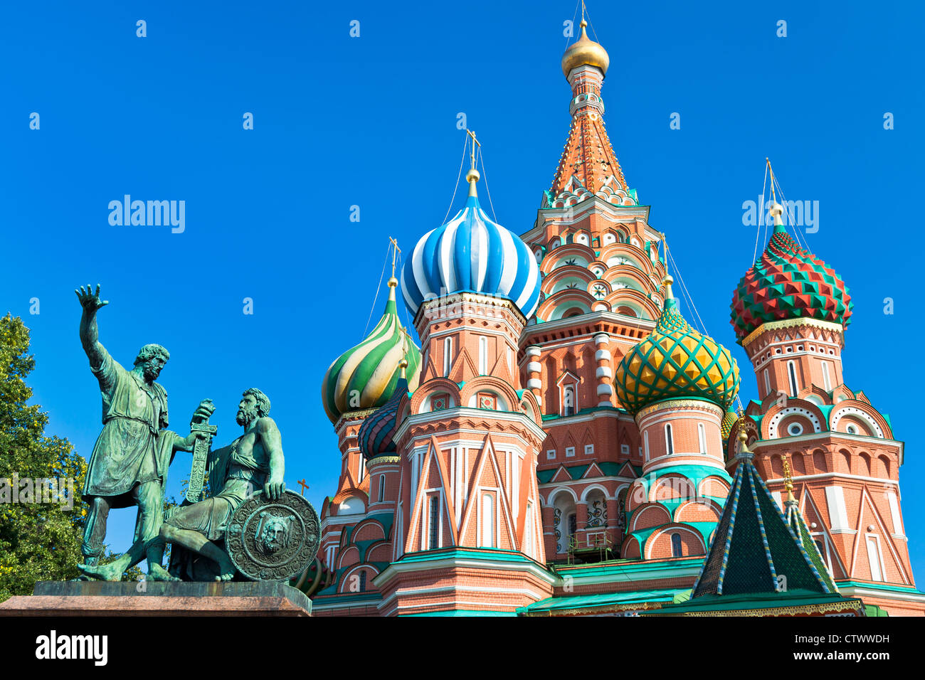Monument to Minin and Pozharsky with Pokrovsky Cathedral in Moscow ...