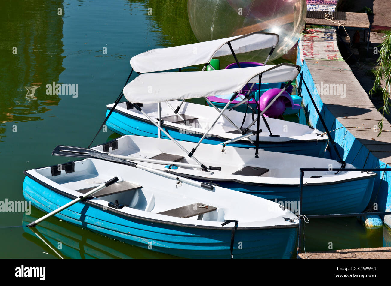 Three boats anchored at beach hi-res stock photography and images - Alamy