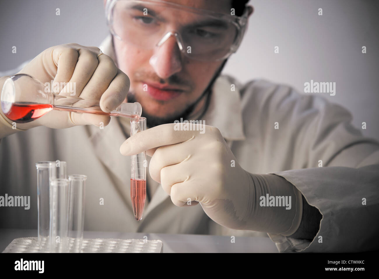 Sample analysis lab scientist hi-res stock photography and images - Alamy