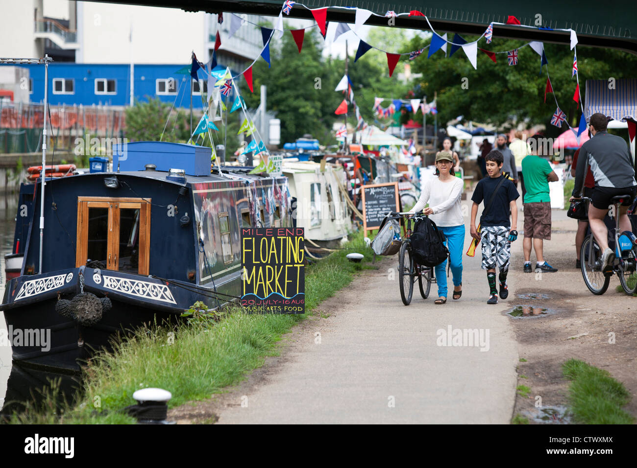 Floating Market sign, Mile End Park, by the Regent’s Canal, London, UK ...