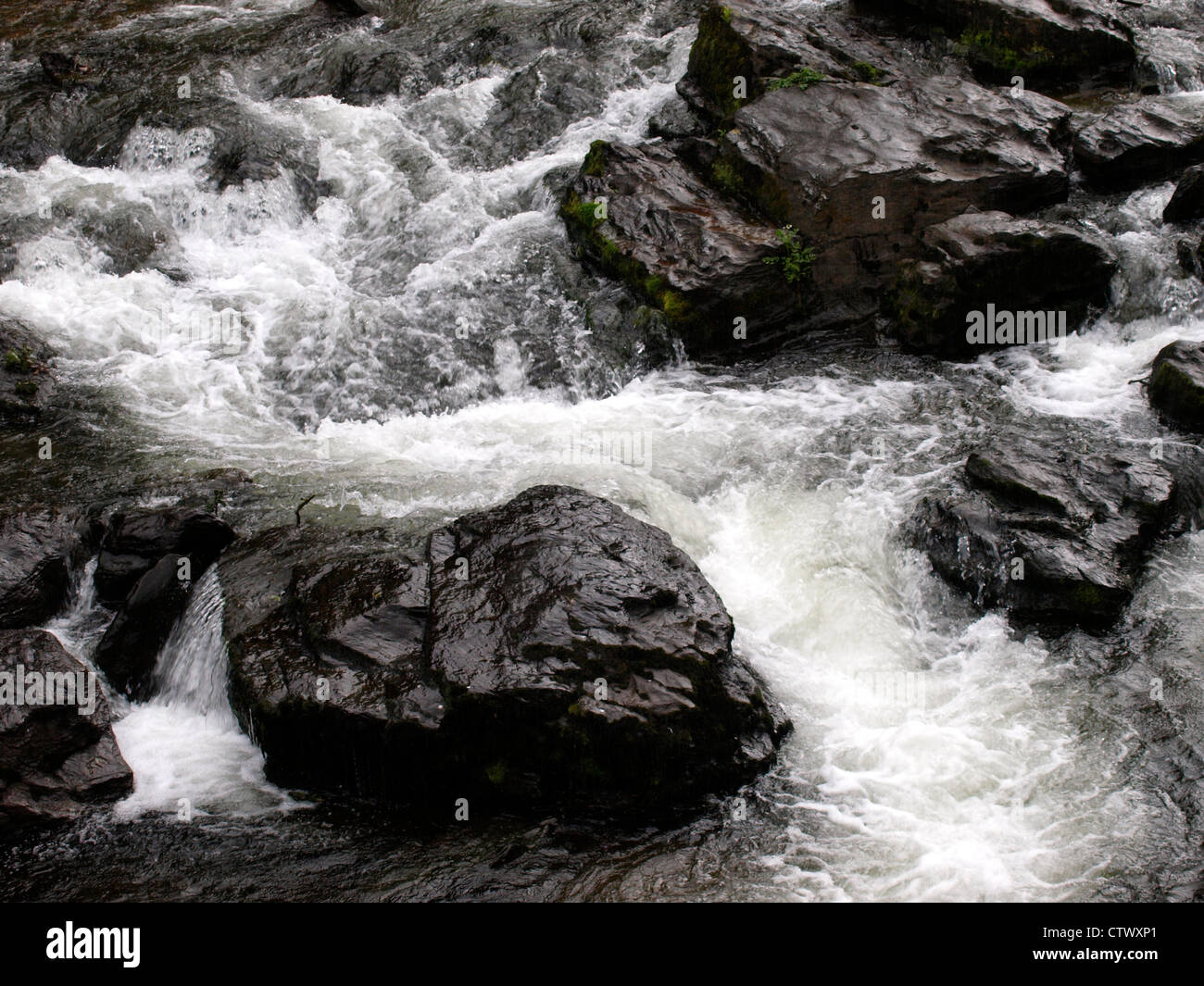 Water flowing around rocks hi-res stock photography and images - Alamy