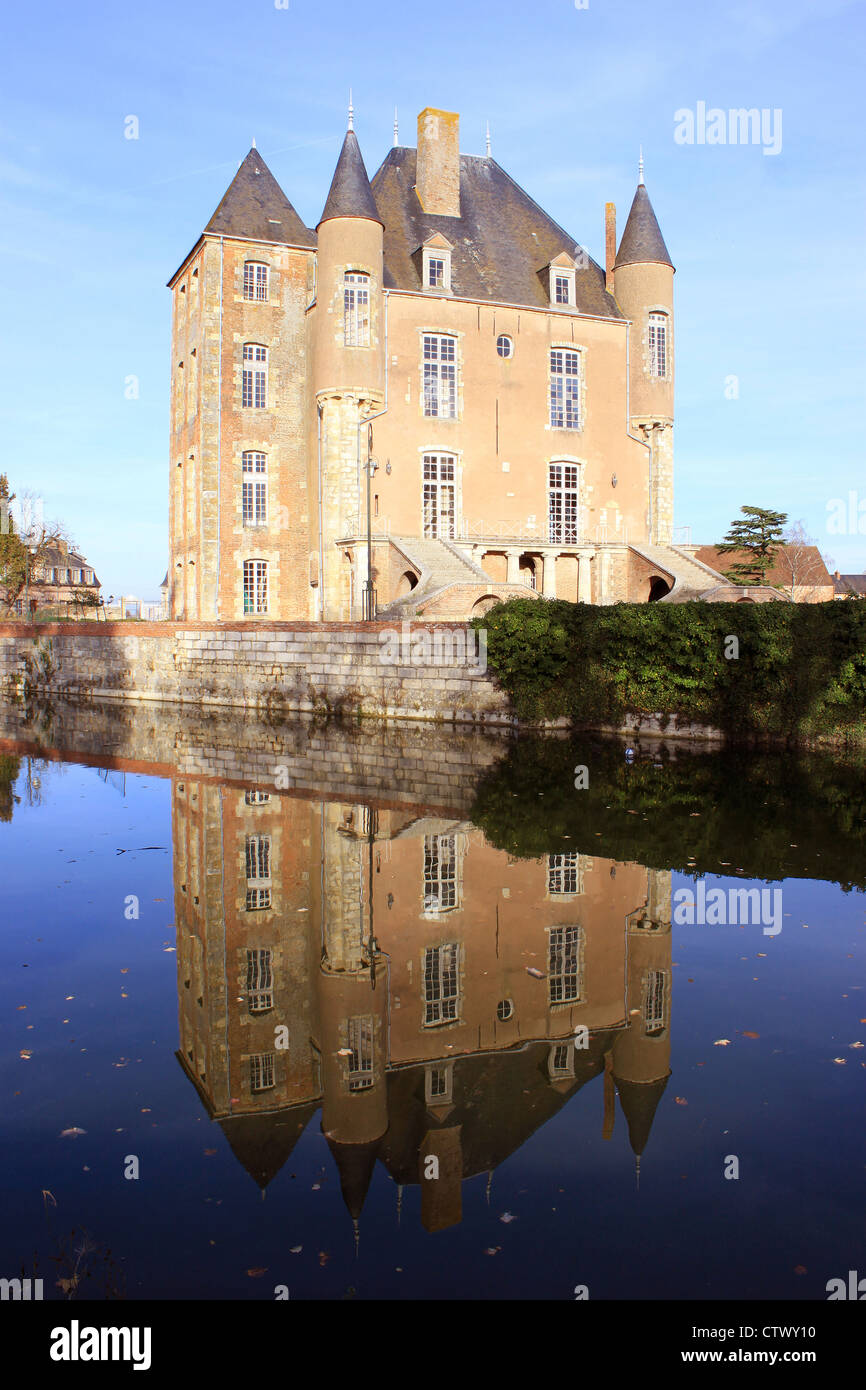 Castles moats hi-res stock photography and images - Alamy