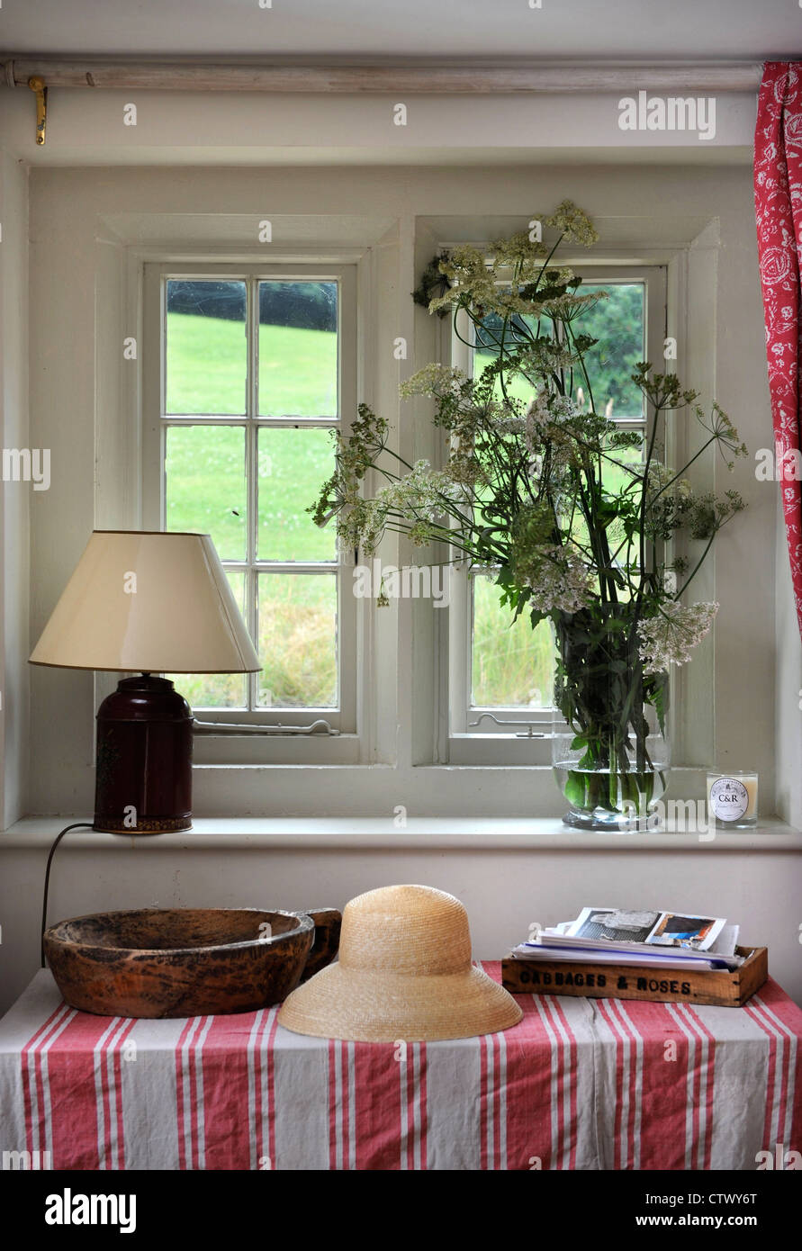 Cottage interior window old hi-res stock photography and images - Alamy