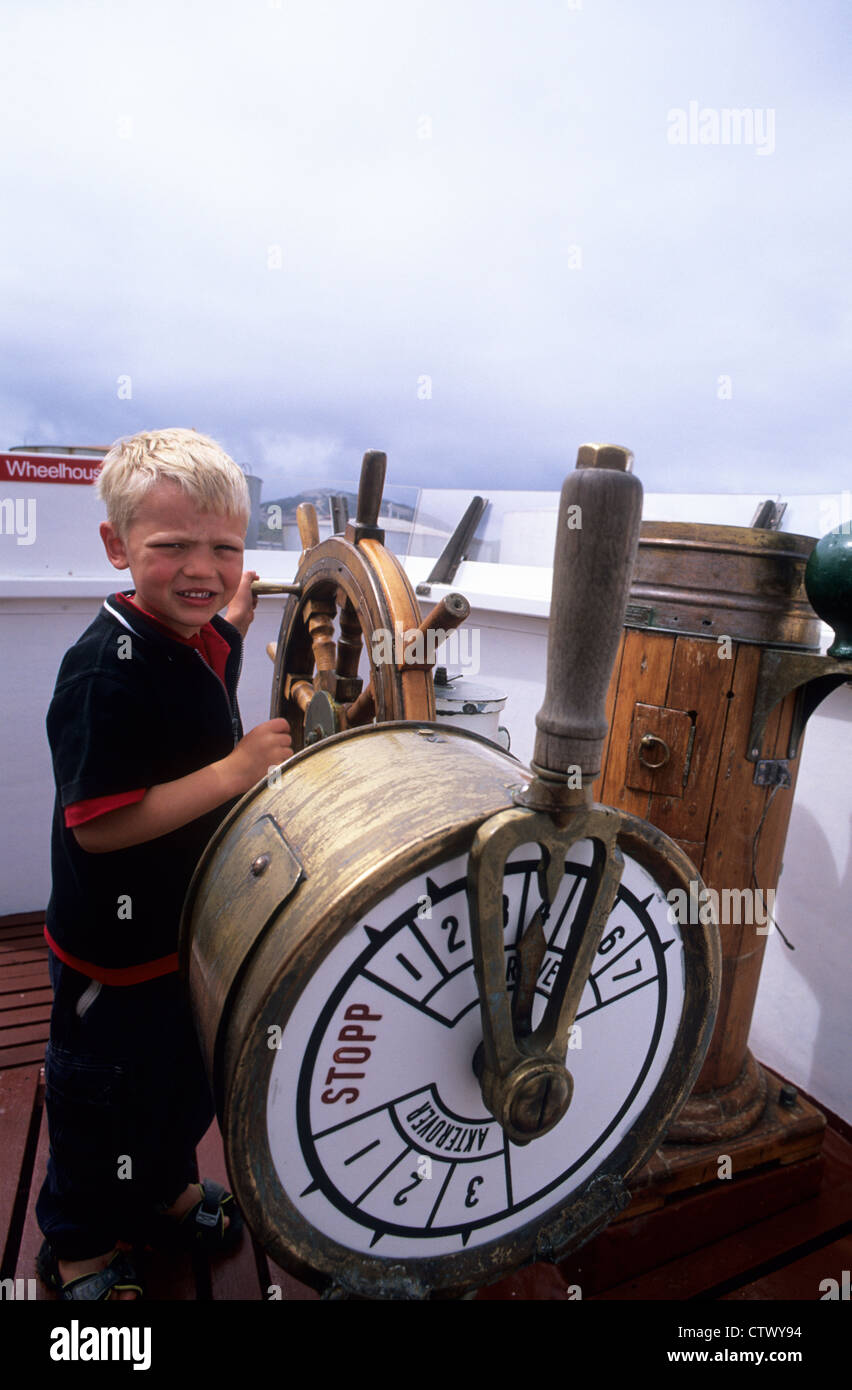 Captain ship wheel hi-res stock photography and images - Alamy