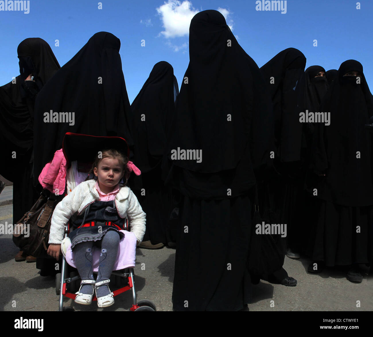 Veiled women hi-res stock photography and images - Alamy