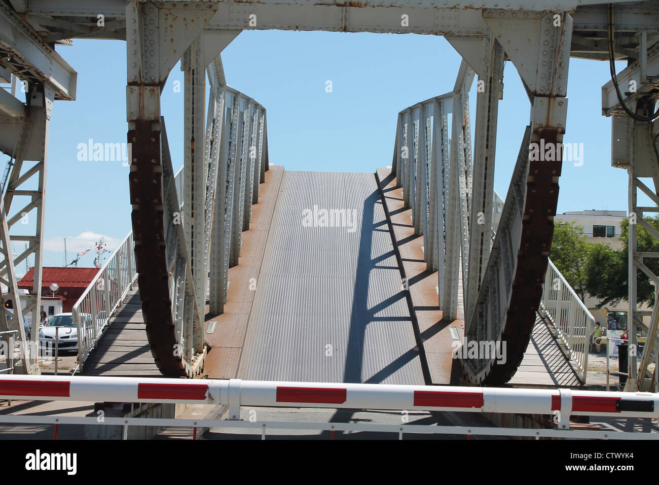 Harbour bridge lift passing boats hi-res stock photography and images ...
