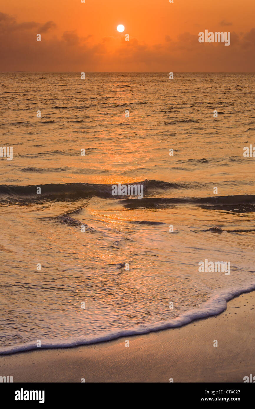 Beautiful empty beach sea hi-res stock photography and images - Alamy