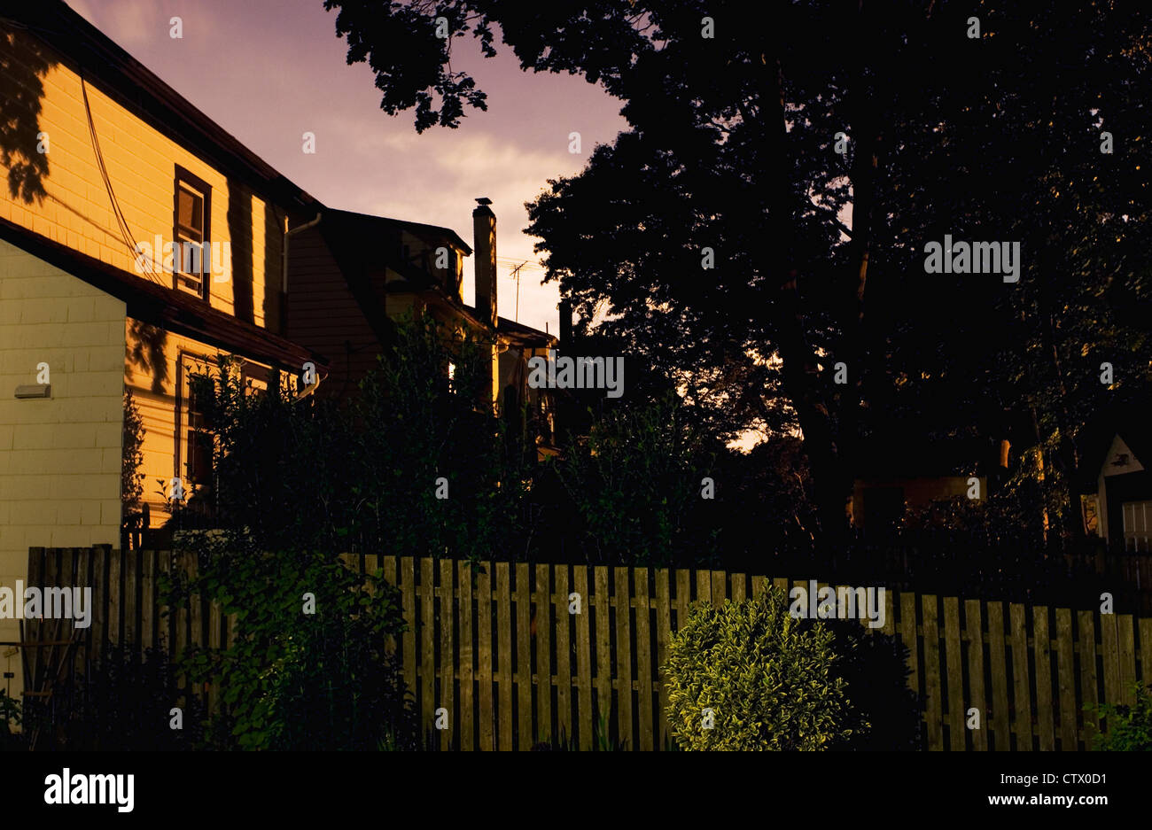 Row of houses suburbs dusk hi-res stock photography and images - Alamy