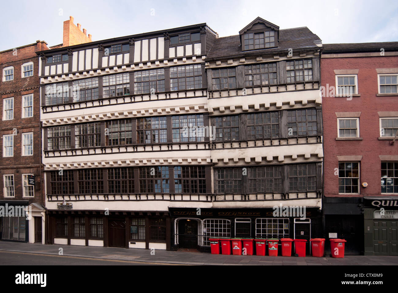 Red house pub hi-res stock photography and images - Alamy