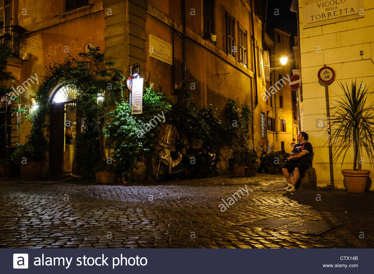 Rome Alley Stock Photos & Rome Alley Stock Images - Alamy