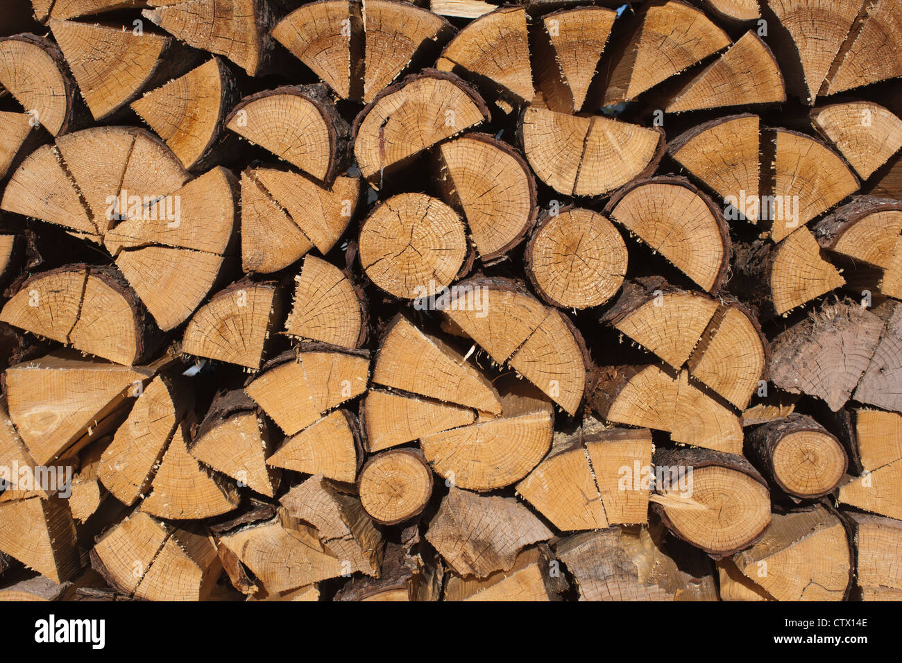 Drying fire wood hi-res stock photography and images - Alamy