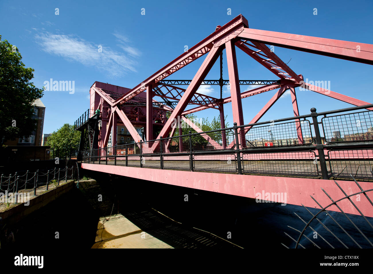 Bascule bridge counterweight london hi-res stock photography and images ...