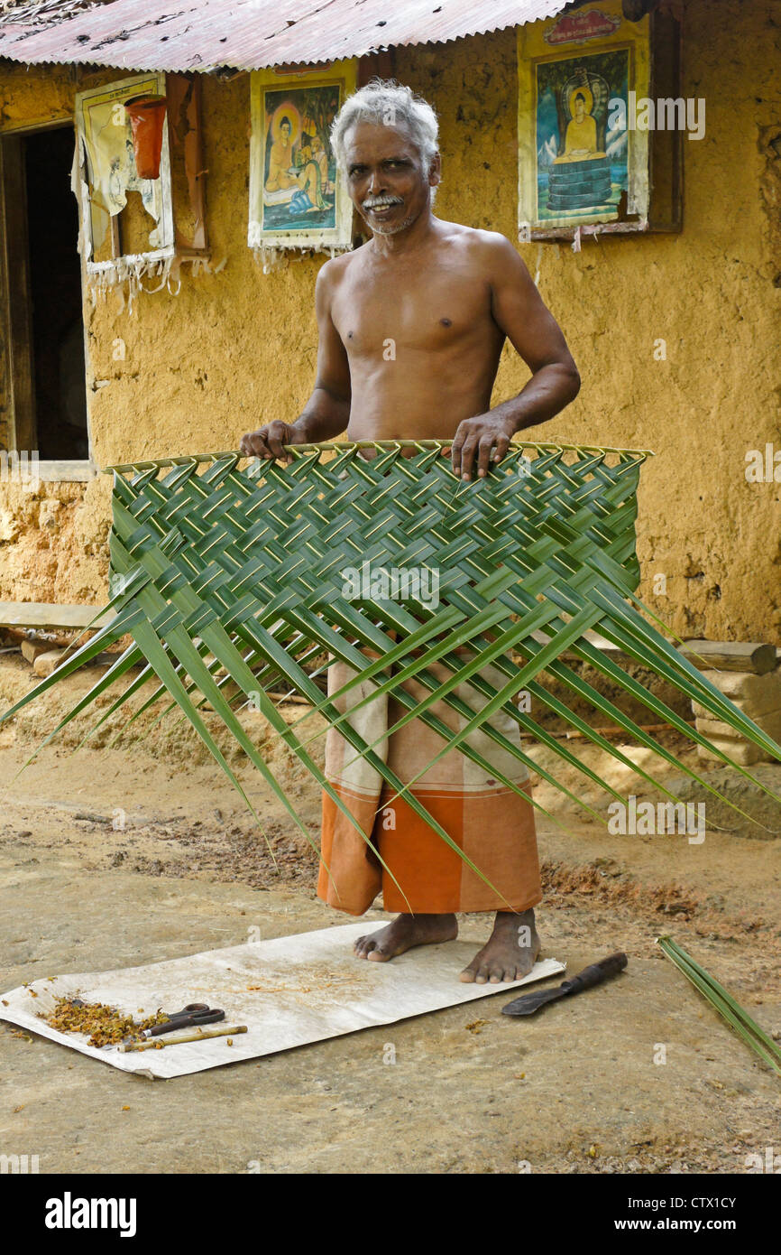Man weaving palm leaf mat hi-res stock photography and images - Alamy