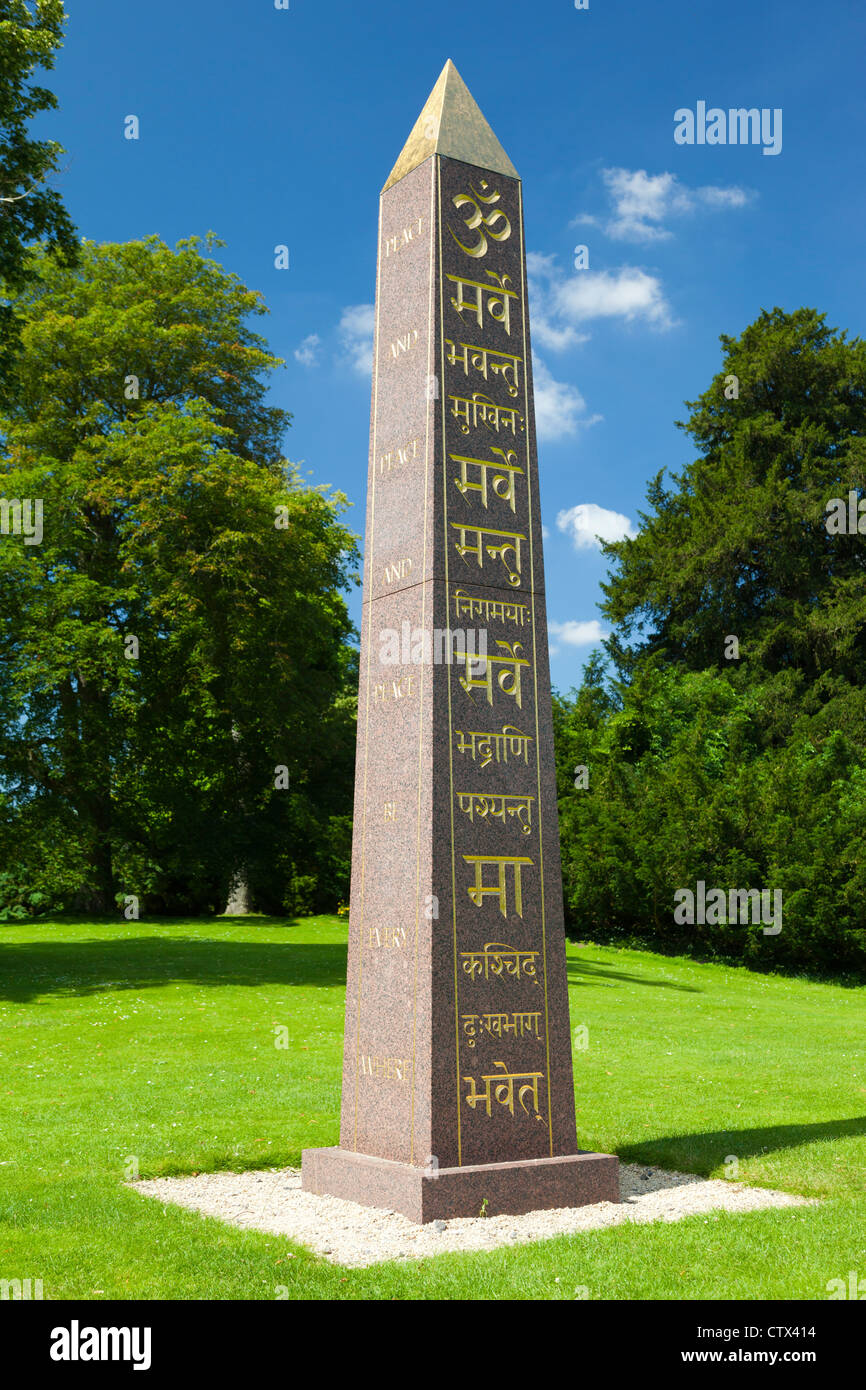 Waterperry Gardens - the Obelisk Stock Photo - Alamy