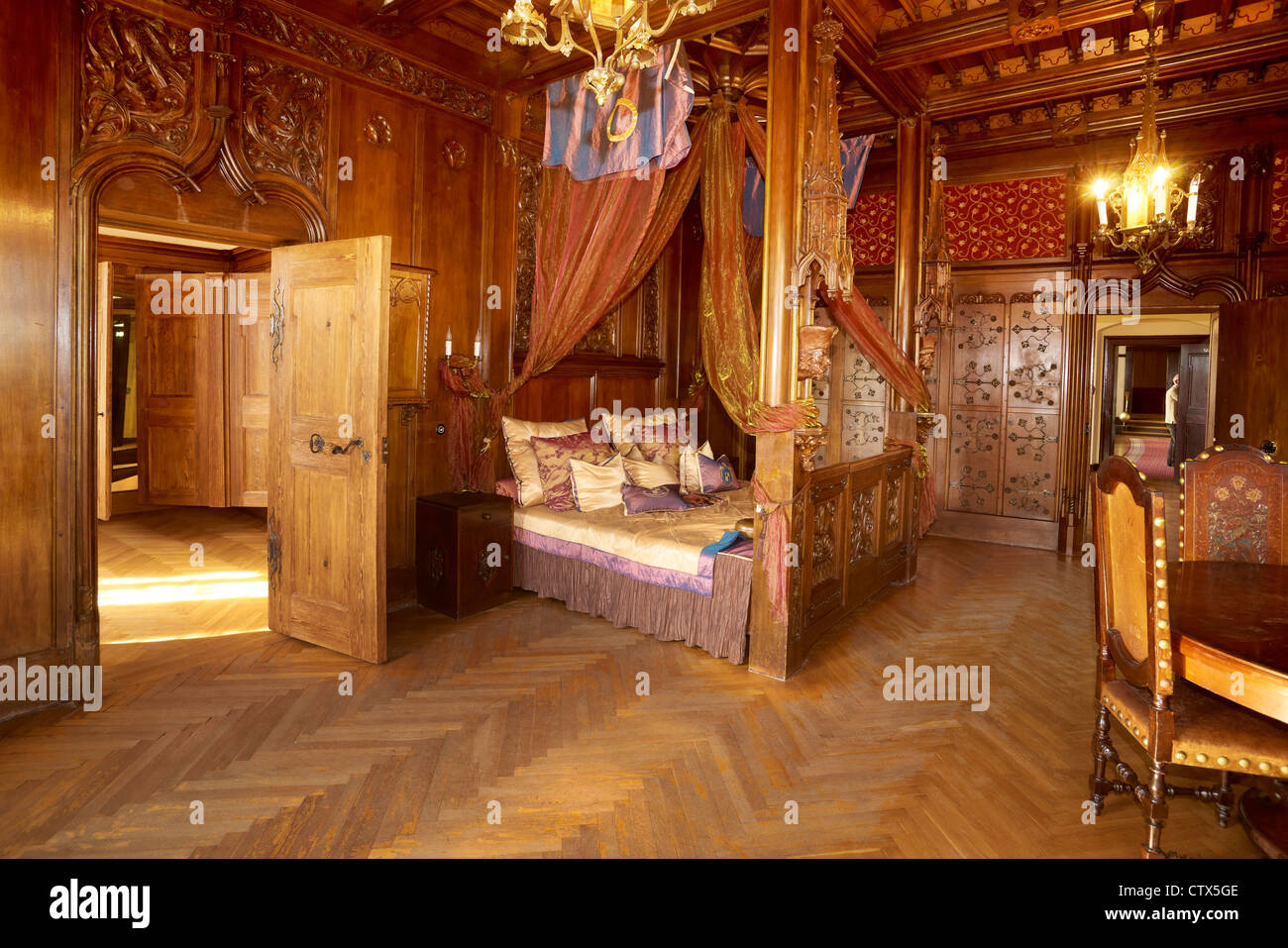 Medieval castle bedroom hi-res stock photography and images - Alamy