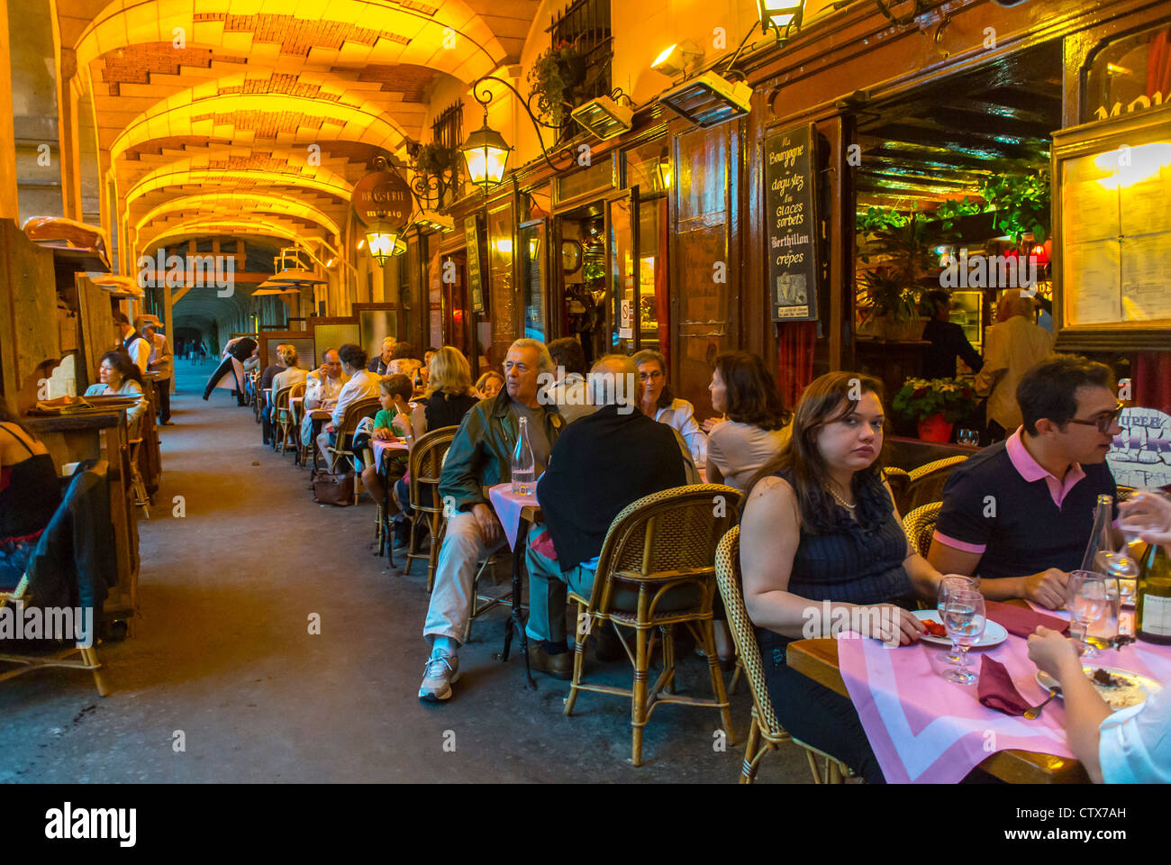 Sharing meals outdoors eating restaurant hi-res stock photography and ...
