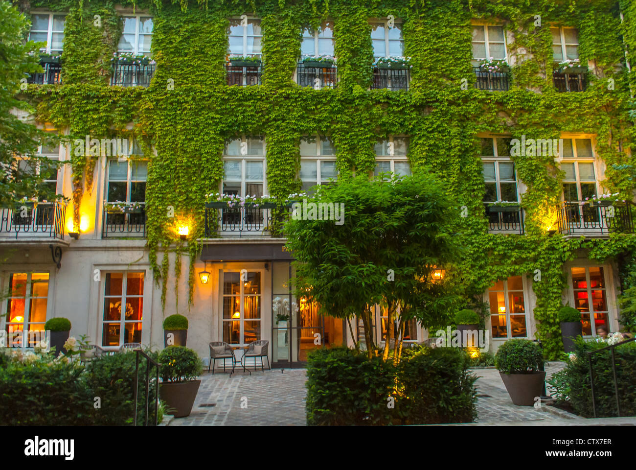 Paris, France, Garden, Outside Luxury Hotel exterior, "Le pavillon de ...