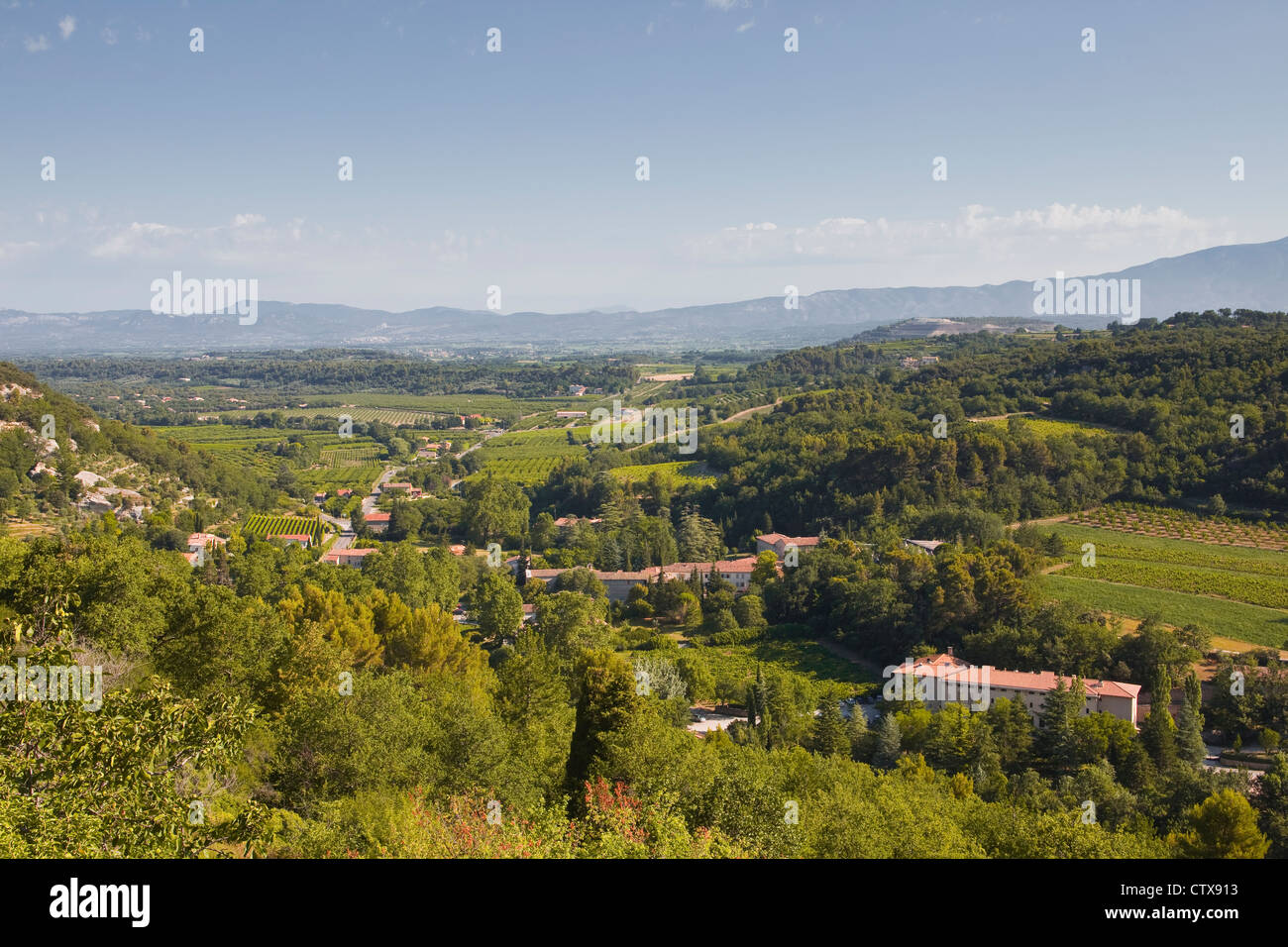 Luberon provence building roof hi-res stock photography and images - Alamy