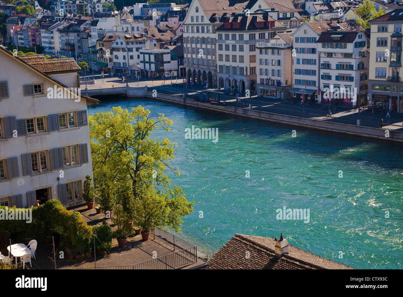 A view of the Limmat river flowing through the city of Zurich ...