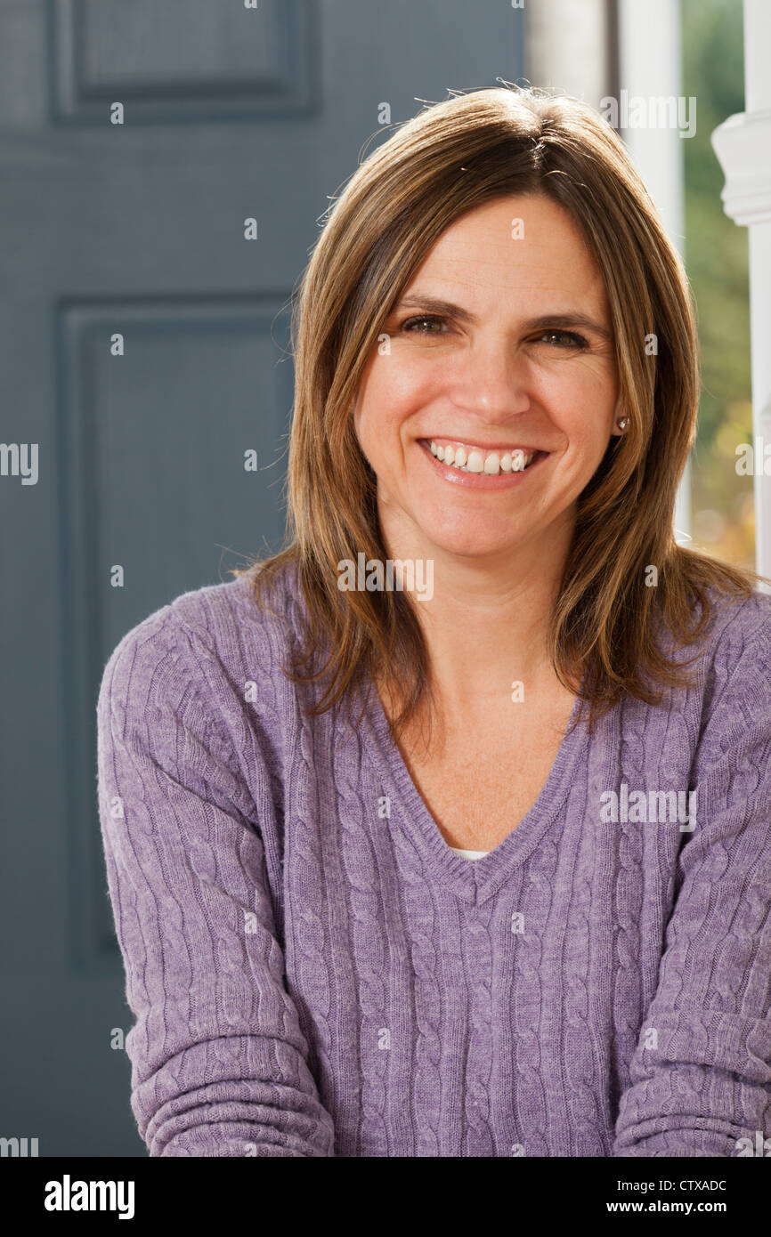 Portrait of a woman smiling Stock Photo - Alamy