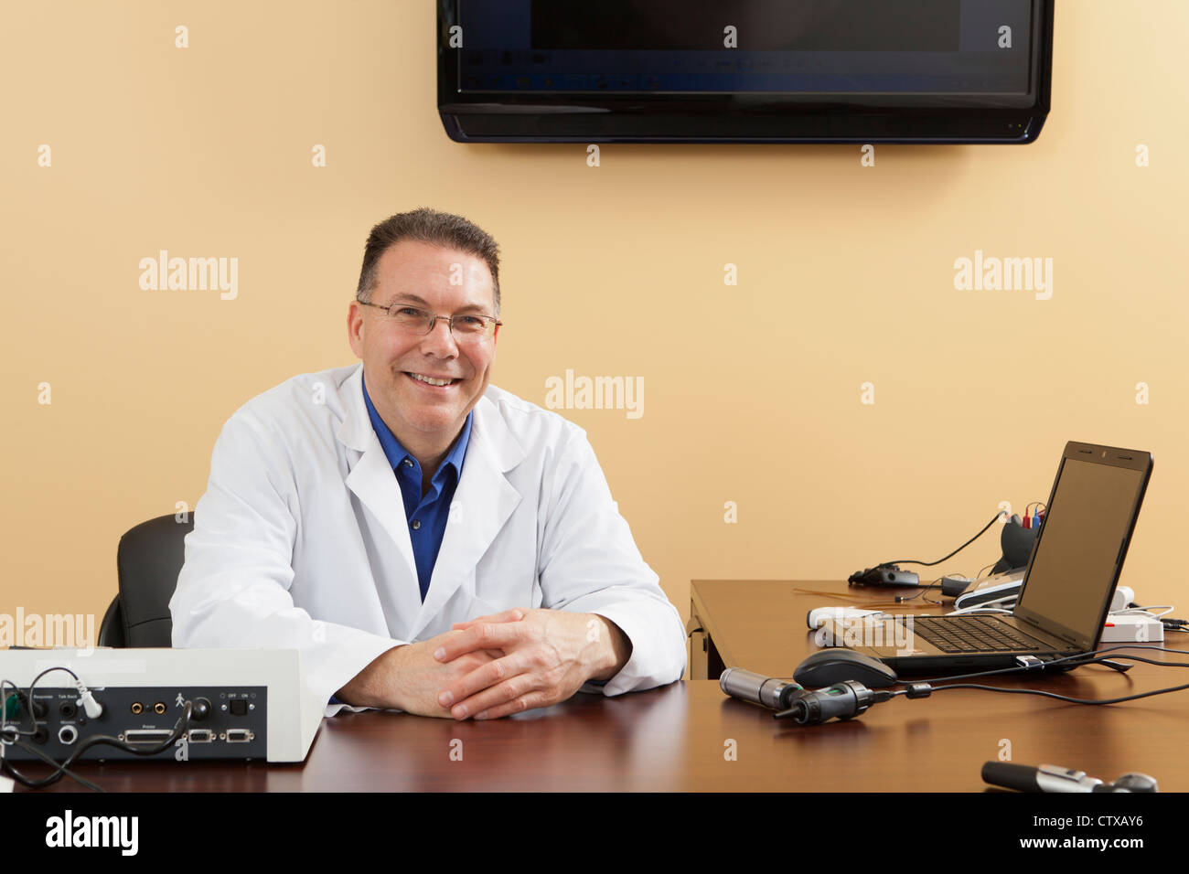 Audiologist hi-res stock photography and images - Alamy