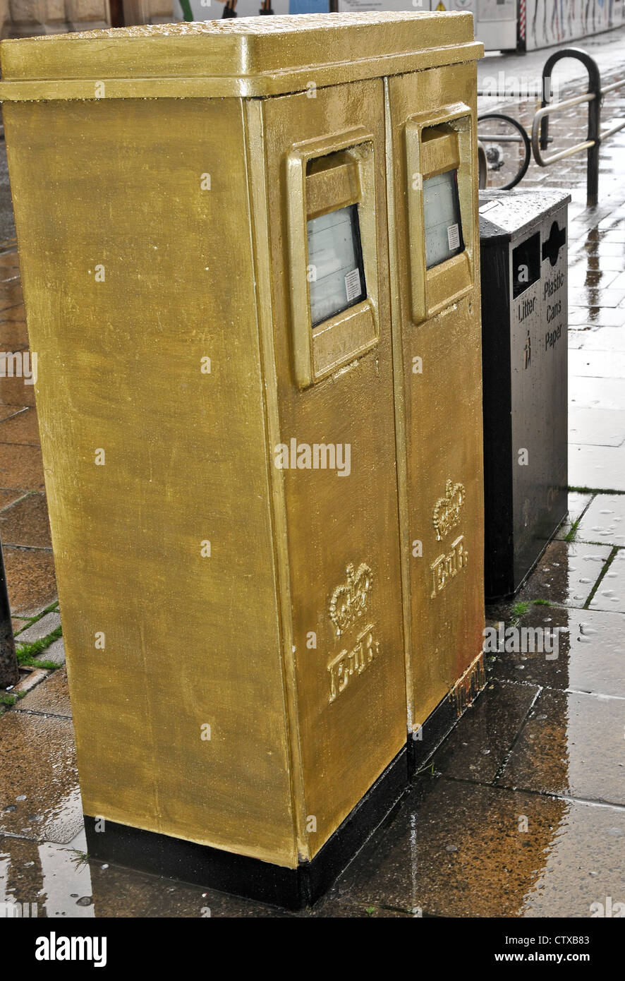 Gold painted post box hi-res stock photography and images - Alamy