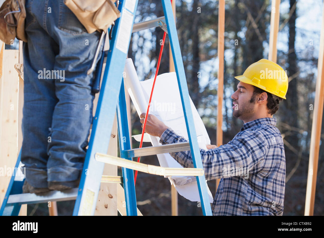 Carpenter explaining house plans Stock Photo - Alamy