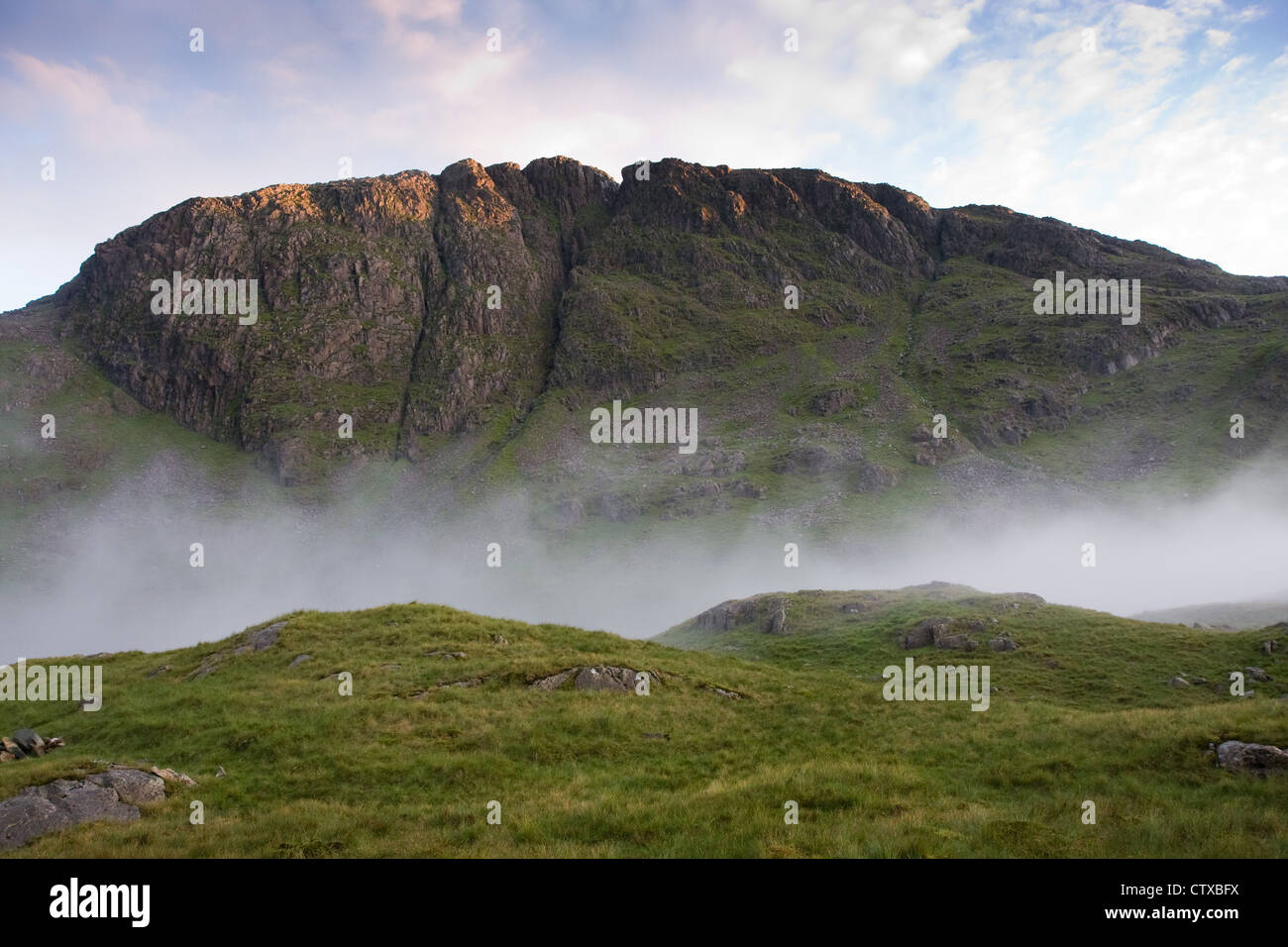 Great End, on the Scafell Pike range, with dawn mist rising Stock Photo ...