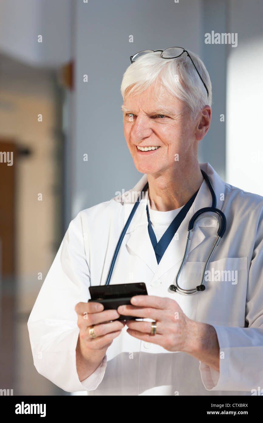Doctor smartphone hi-res stock photography and images - Alamy
