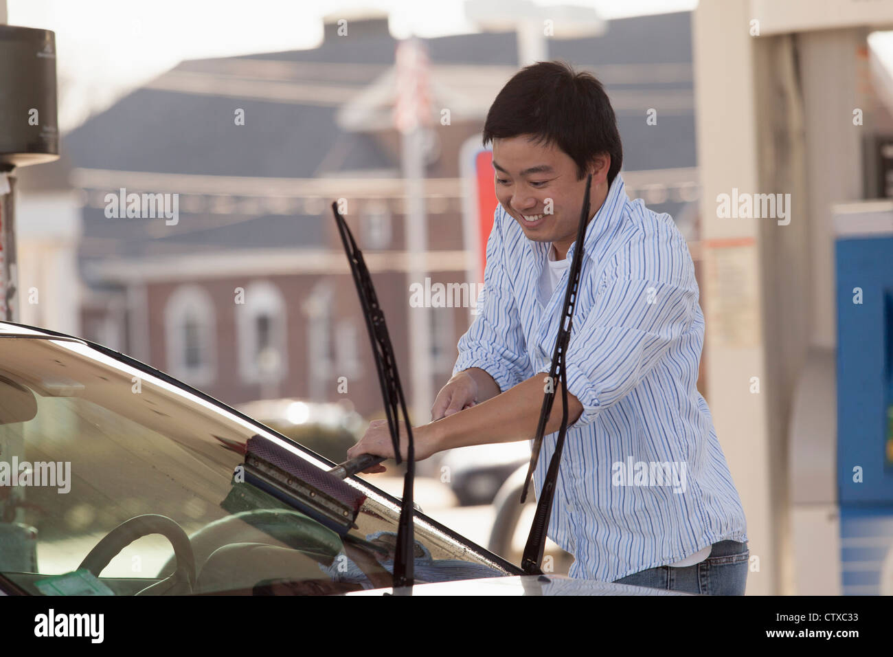 Man wiping car windshield hi-res stock photography and images - Alamy