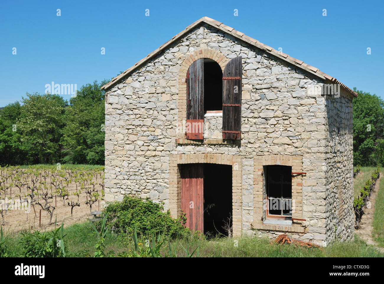 A cabanon at a vineyard in Vaison-la-Romaine, Vaucluse, Provence ...