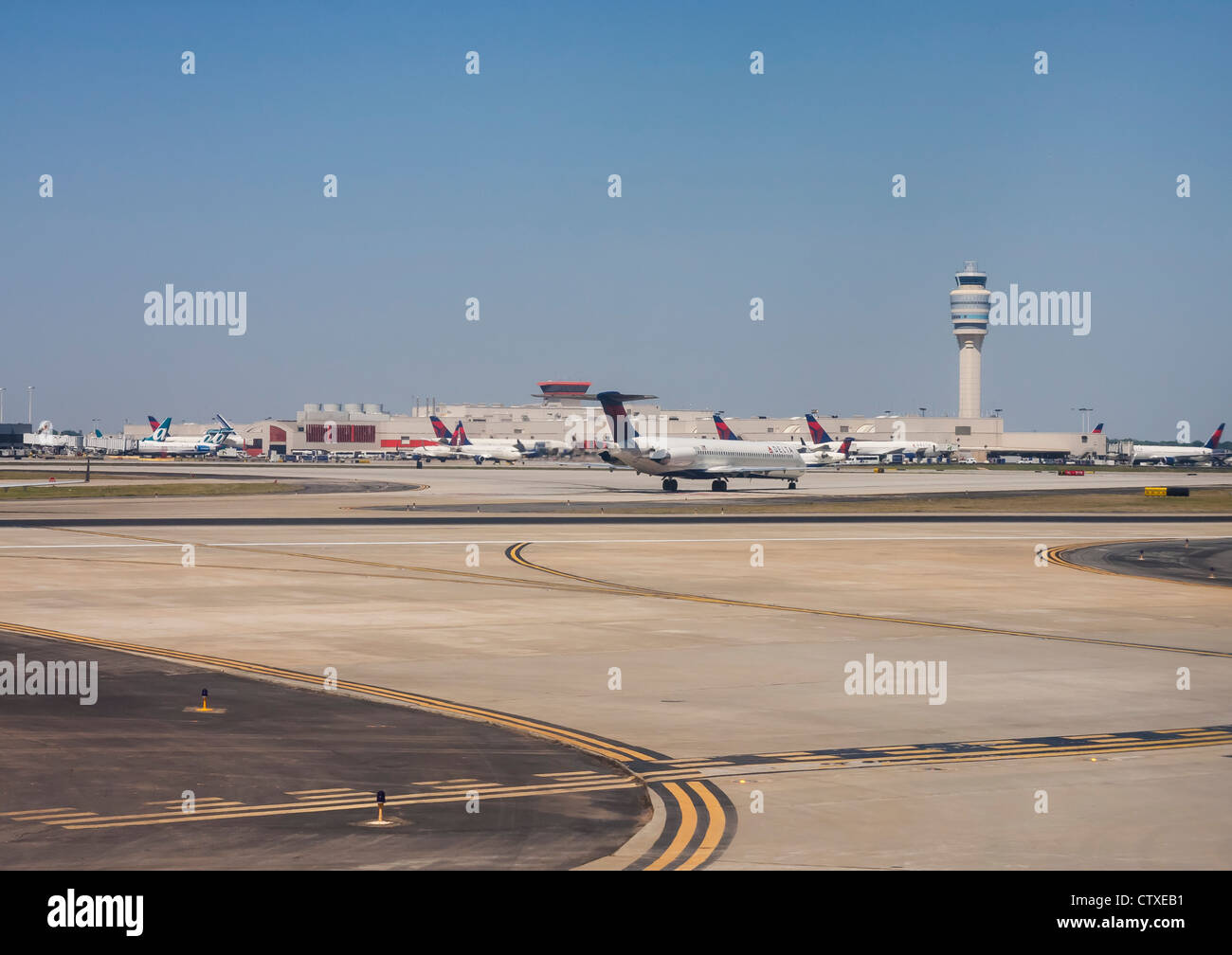 Hartsfield jackson atlanta airport hi-res stock photography and images ...