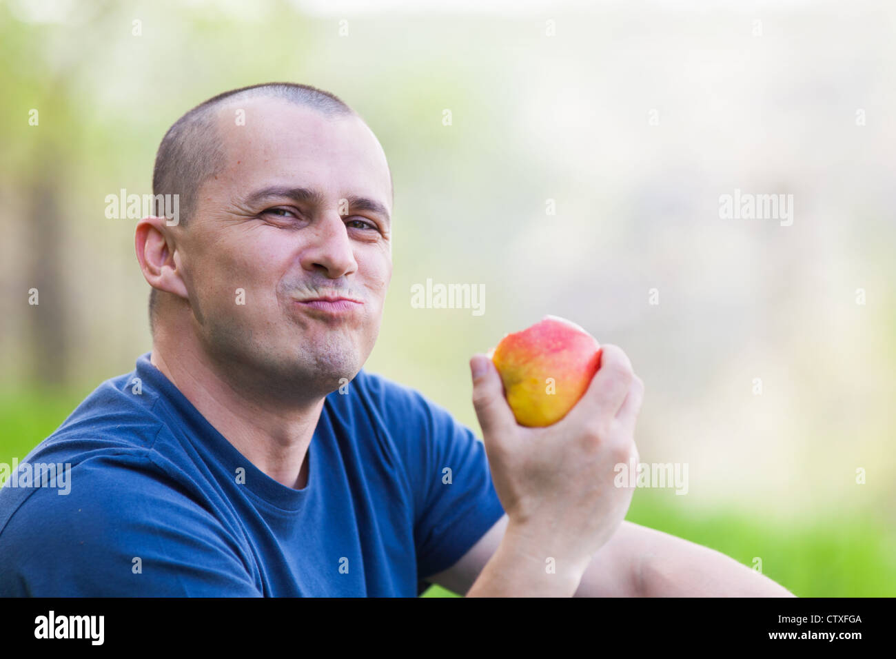Sitting in a meadow and bite into an apple hi-res stock photography and ...