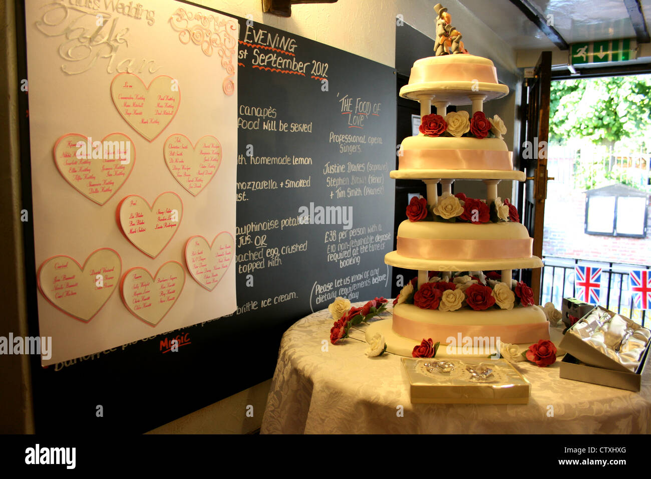 3 tier wedding cake hi-res stock photography and images - Alamy