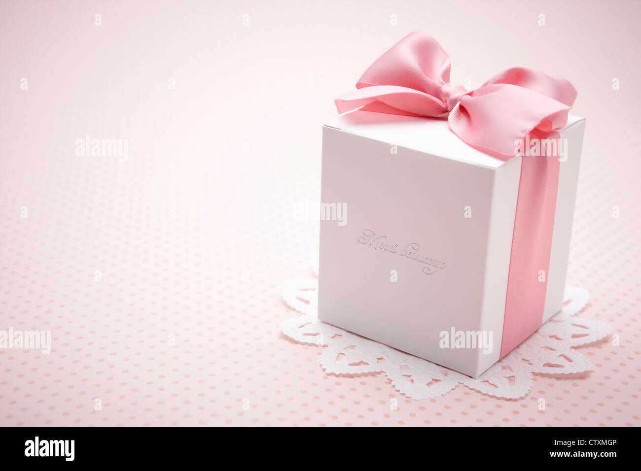 Pink ribbon gift box Stock Photo - Alamy