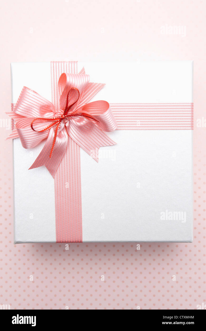 Pink ribbon gift box Stock Photo - Alamy