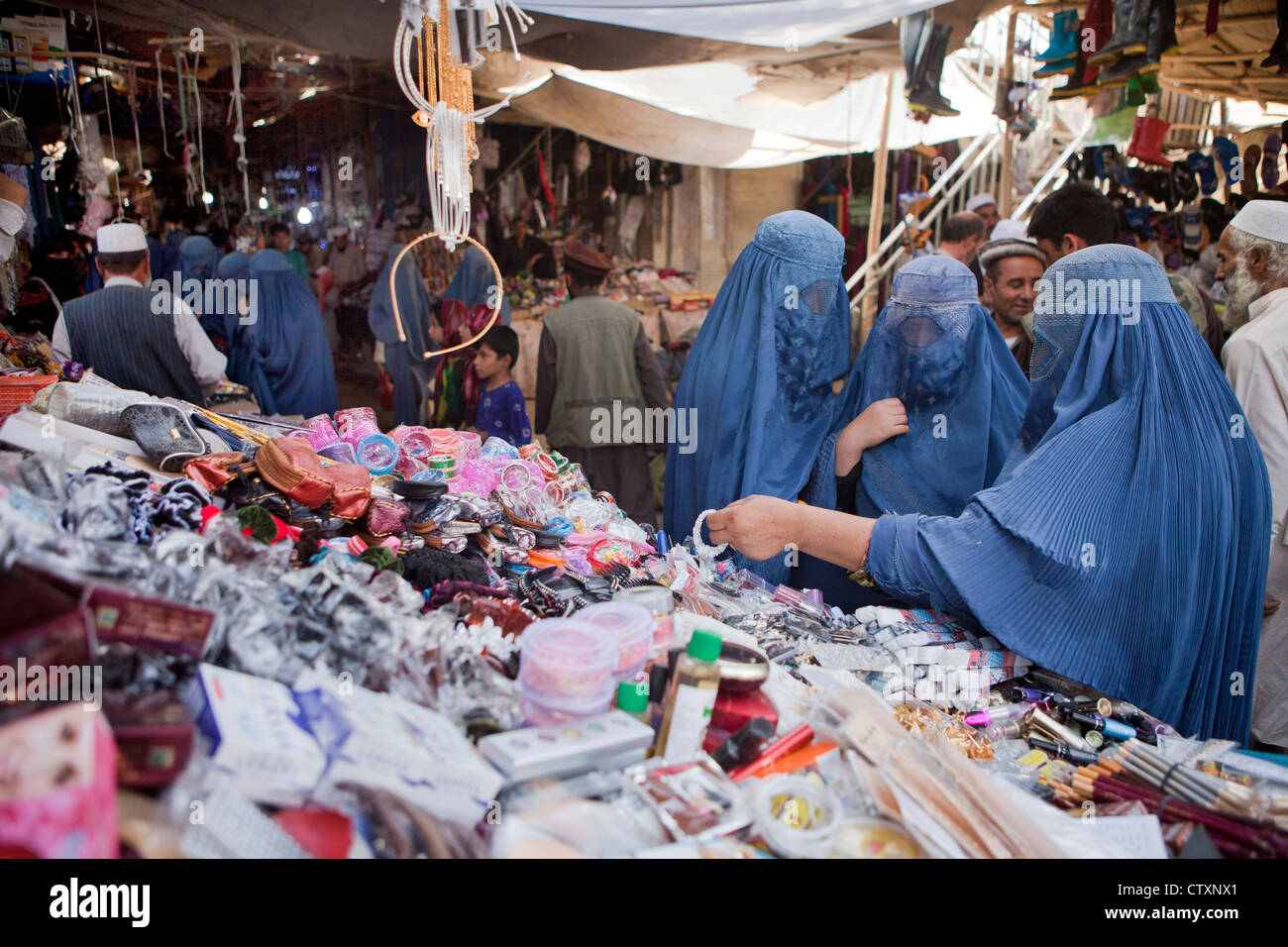 Afghanistan women market hi-res stock photography and images - Alamy