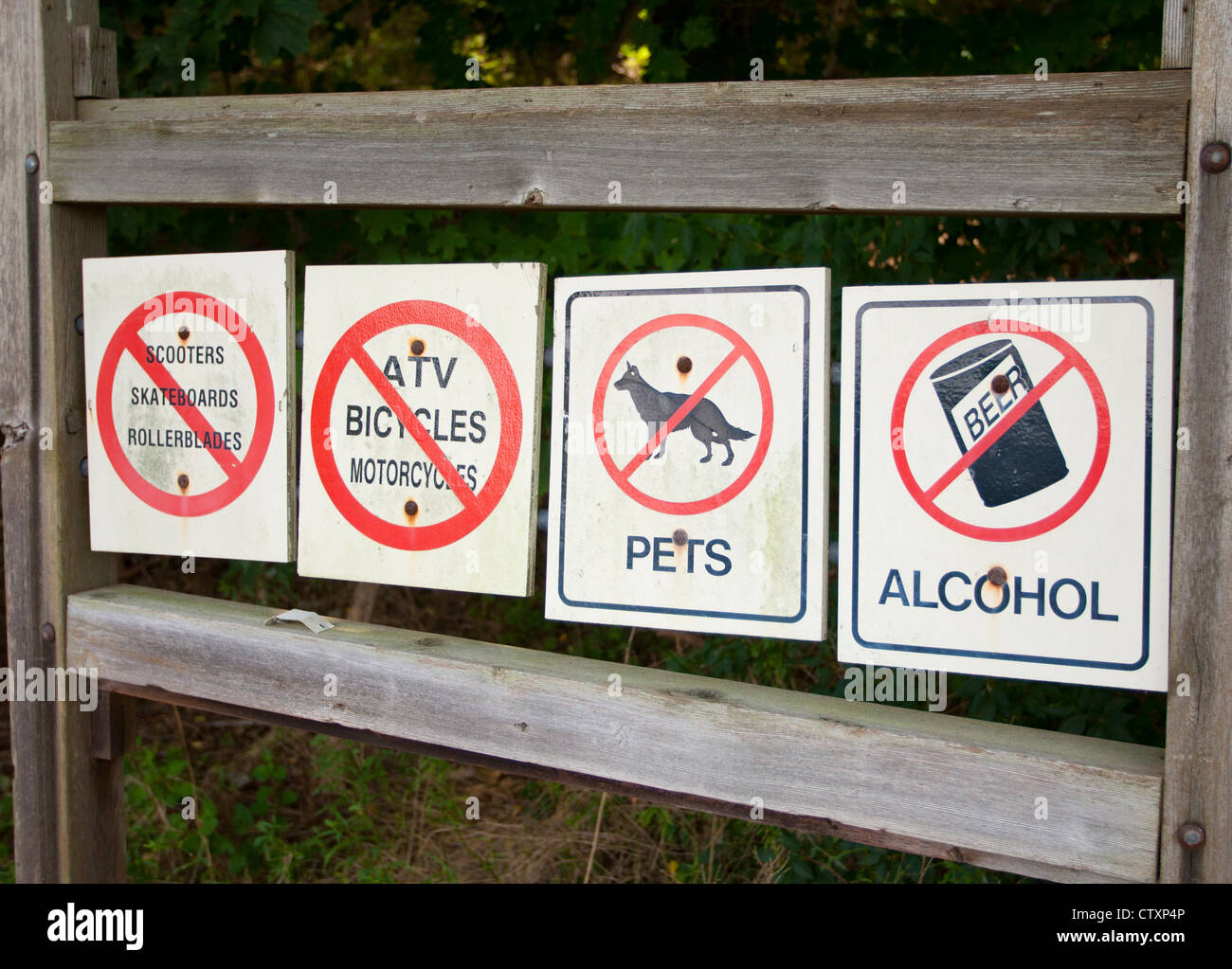 Trail entrance sign hi-res stock photography and images - Alamy