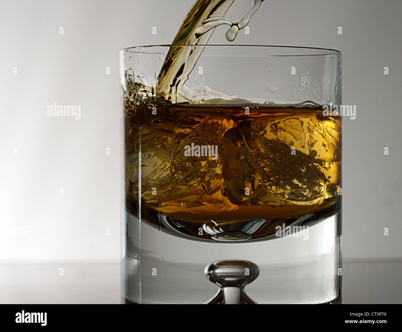 Pouring whiskey hi-res stock photography and images - Alamy