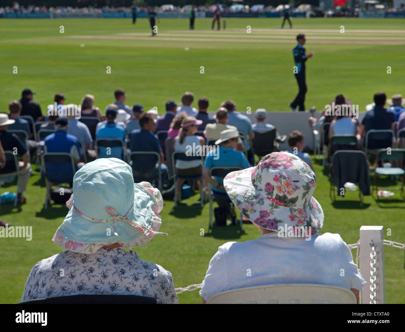 Female cricket fans hi-res stock photography and images - Alamy