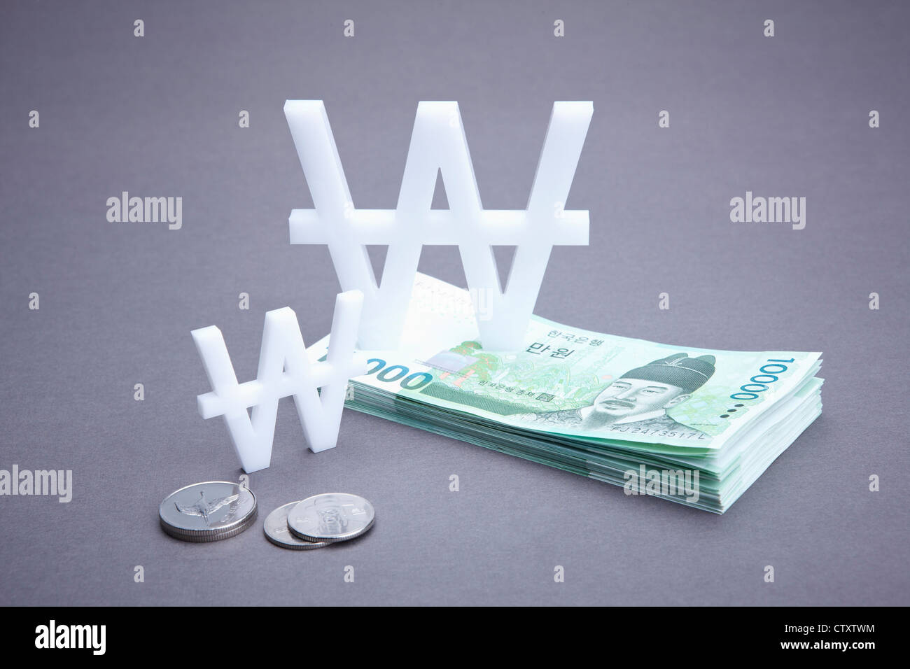 A Won mark with bill and coin Stock Photo - Alamy