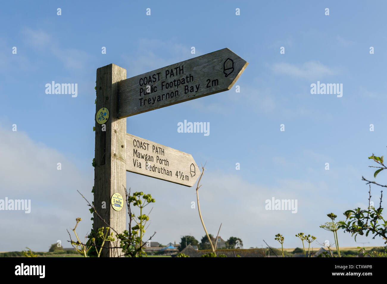 Public footpath signs hi-res stock photography and images - Alamy
