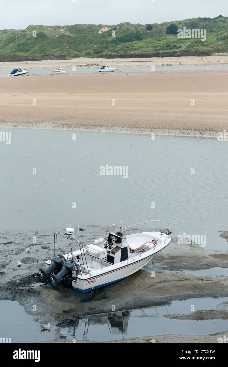 Marooned boat hi-res stock photography and images - Alamy