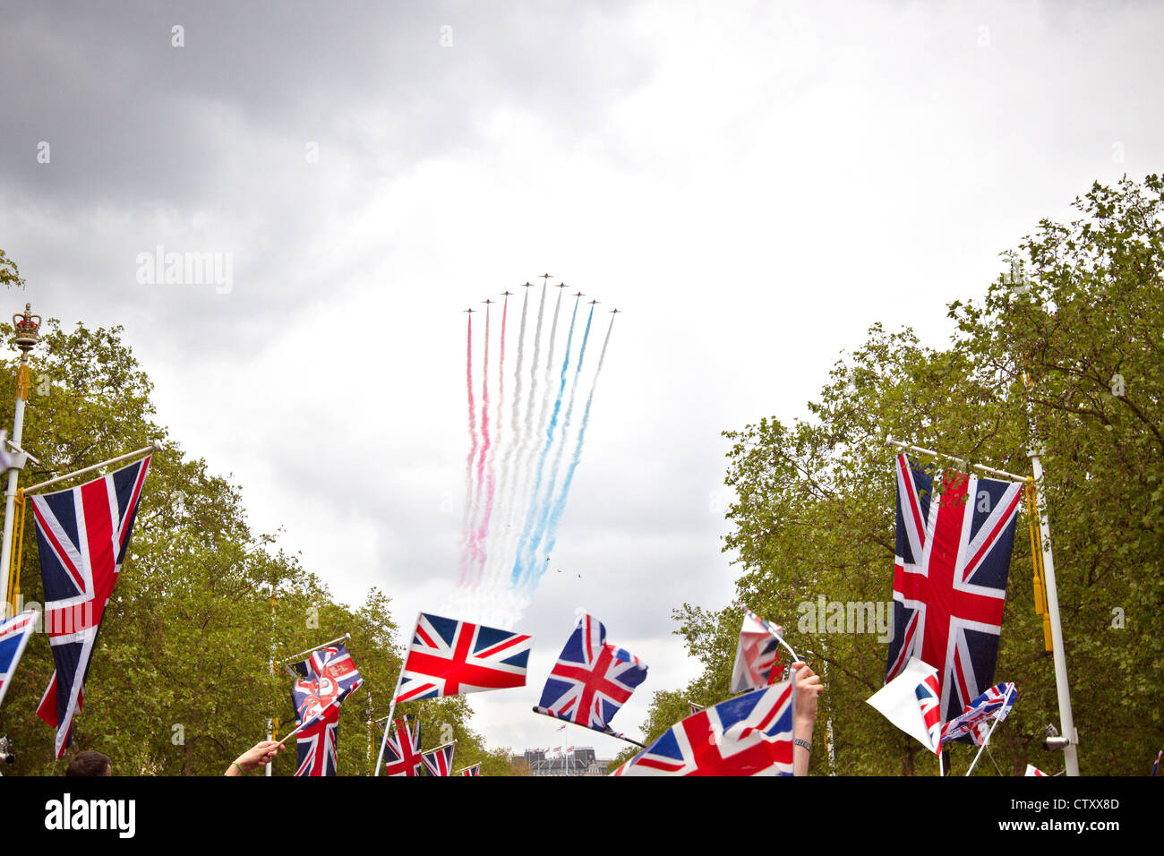 Jubilee fly past hi-res stock photography and images - Alamy