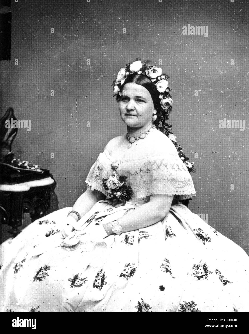 MARY TODD LINCOLN (1818-1882) wife of Abraham Lincoln photographed by ...